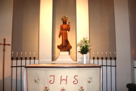 KYRKOKARTAN.SE » Boo kyrka » Konstnären har låtit Kristus höja vänster ...