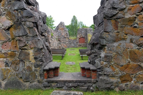 KYRKOKARTAN.SE » Ukna kyrka » Ukna kyrkoruin, 6 juli 2010. Foto: Åke ...