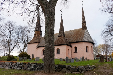 KYRKOKARTAN.SE » Ripsa kyrka » Spånklädda tinnar passar så bra bland ...